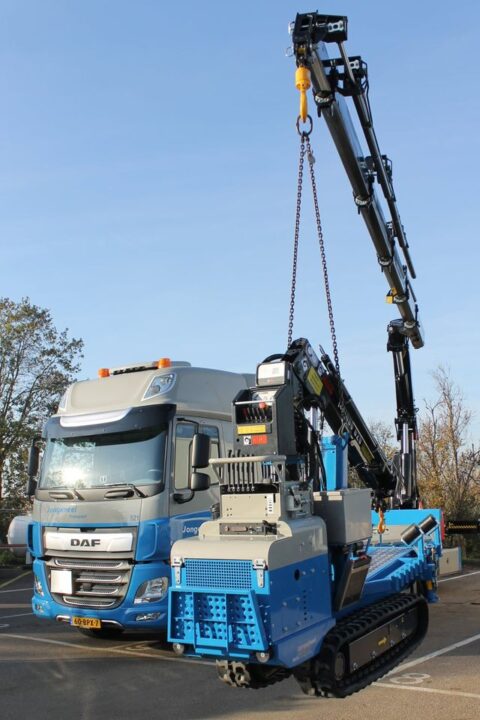 Rupsvoertuig met een Hiab T-HiDuo 029-4 autolaadkraan | Carrosseriewerk ...