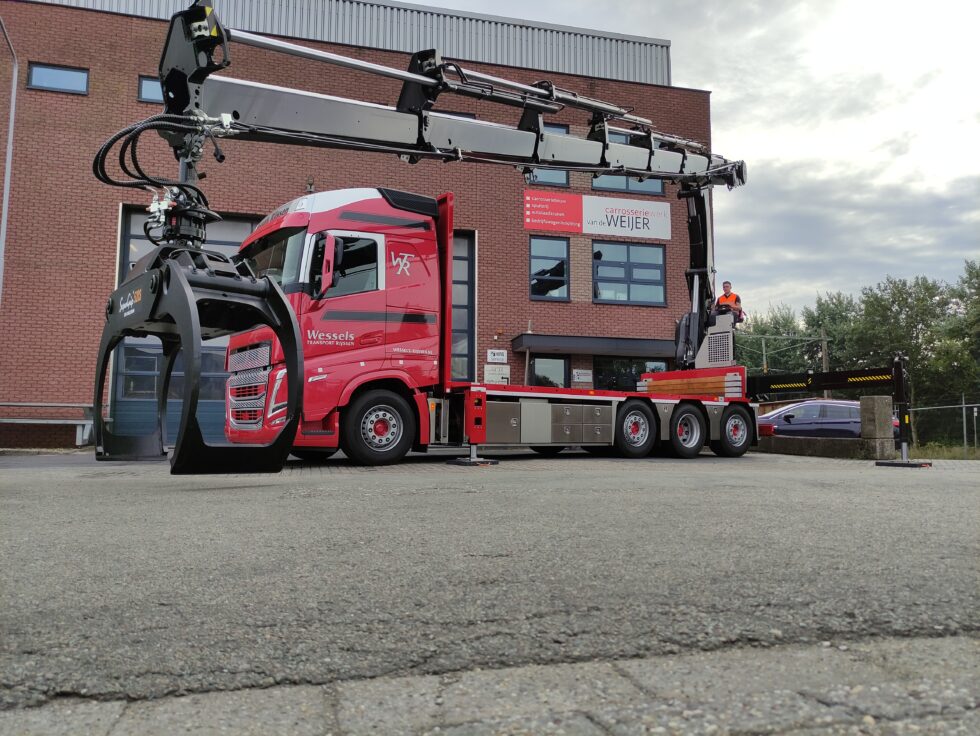 2x Volvo FH voorzien van open carrosserie met Hiab 548 autolaadkraan ...