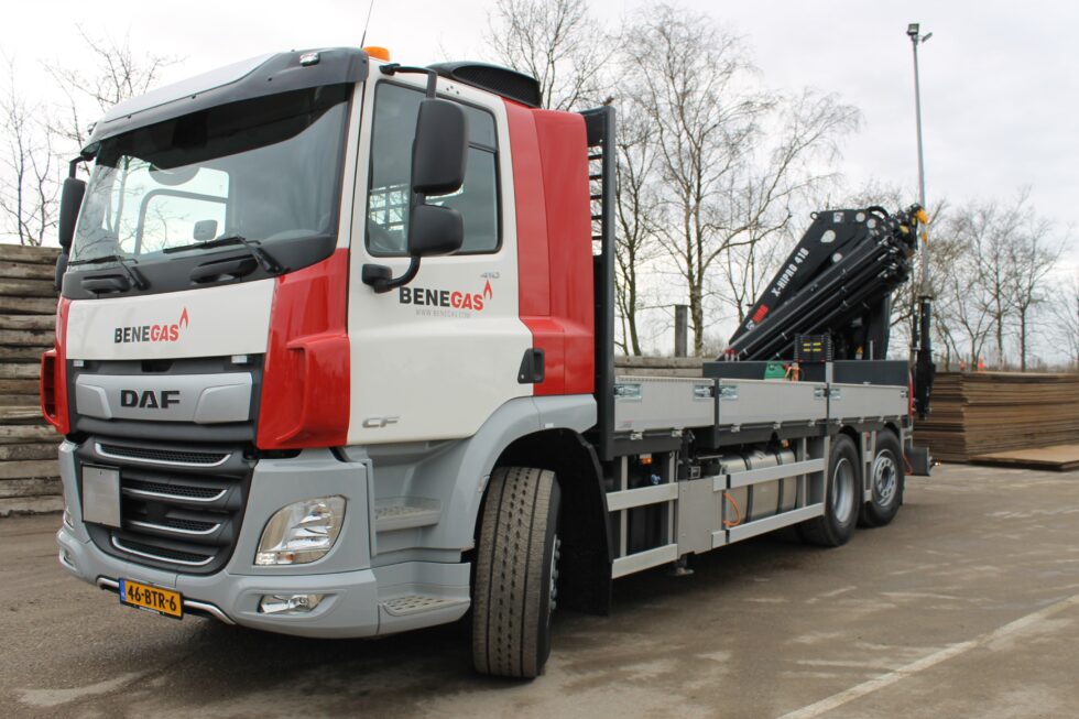 Daf CF 410 FAN voorzien van een open carrosserie en een Hiab X-Hipro ...