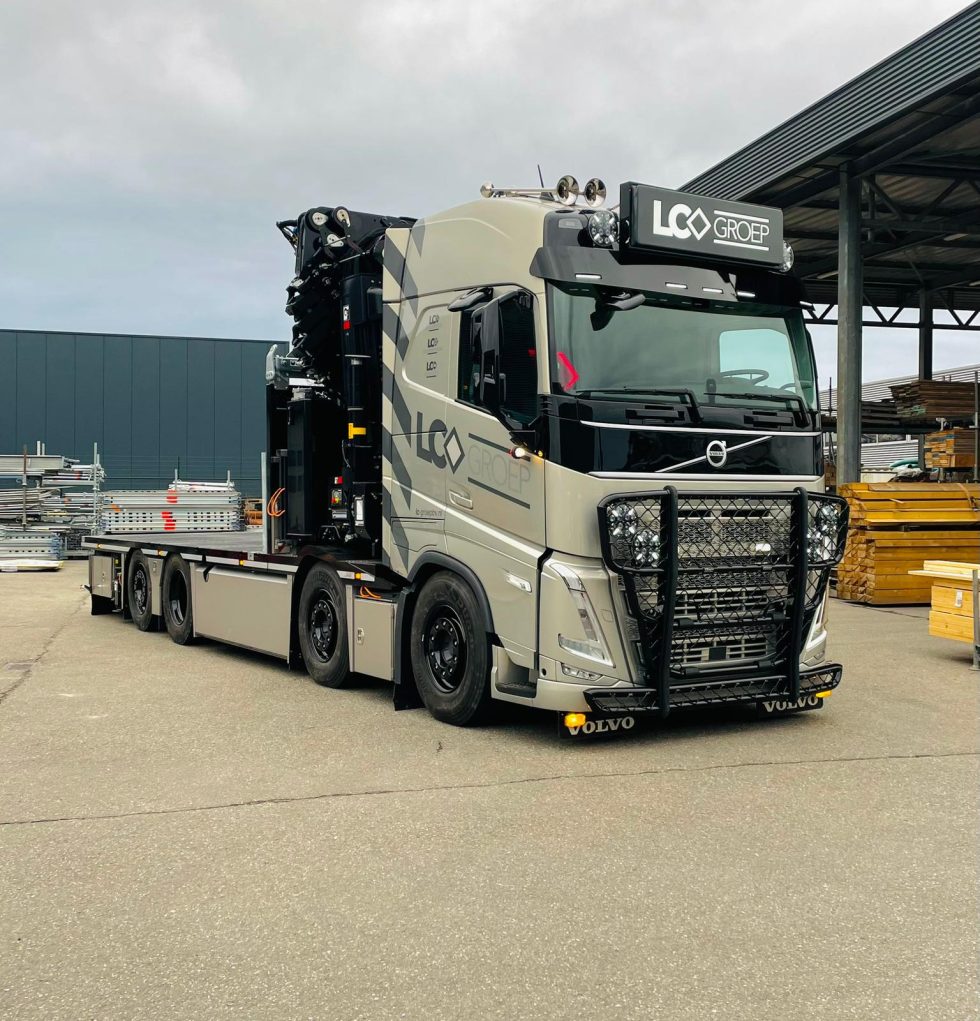 Volvo FH 8×2 met een W-floor open carrosserie en een Hiab X-HiPro 858 ...